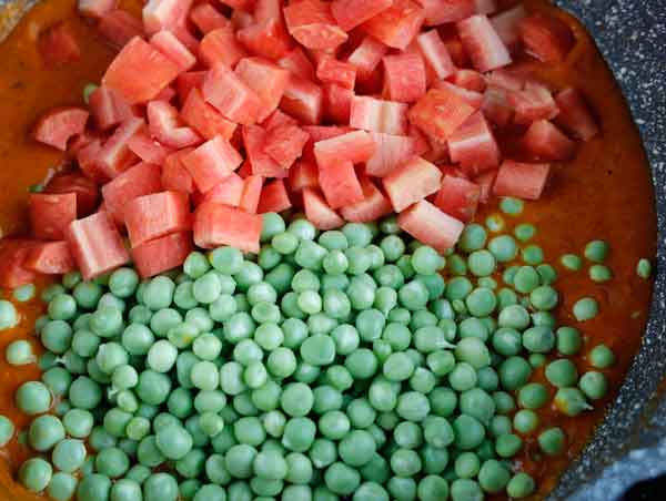 Gajar Matar Sabji / Carrot and Peas Curry (No Onion No Garlic)
