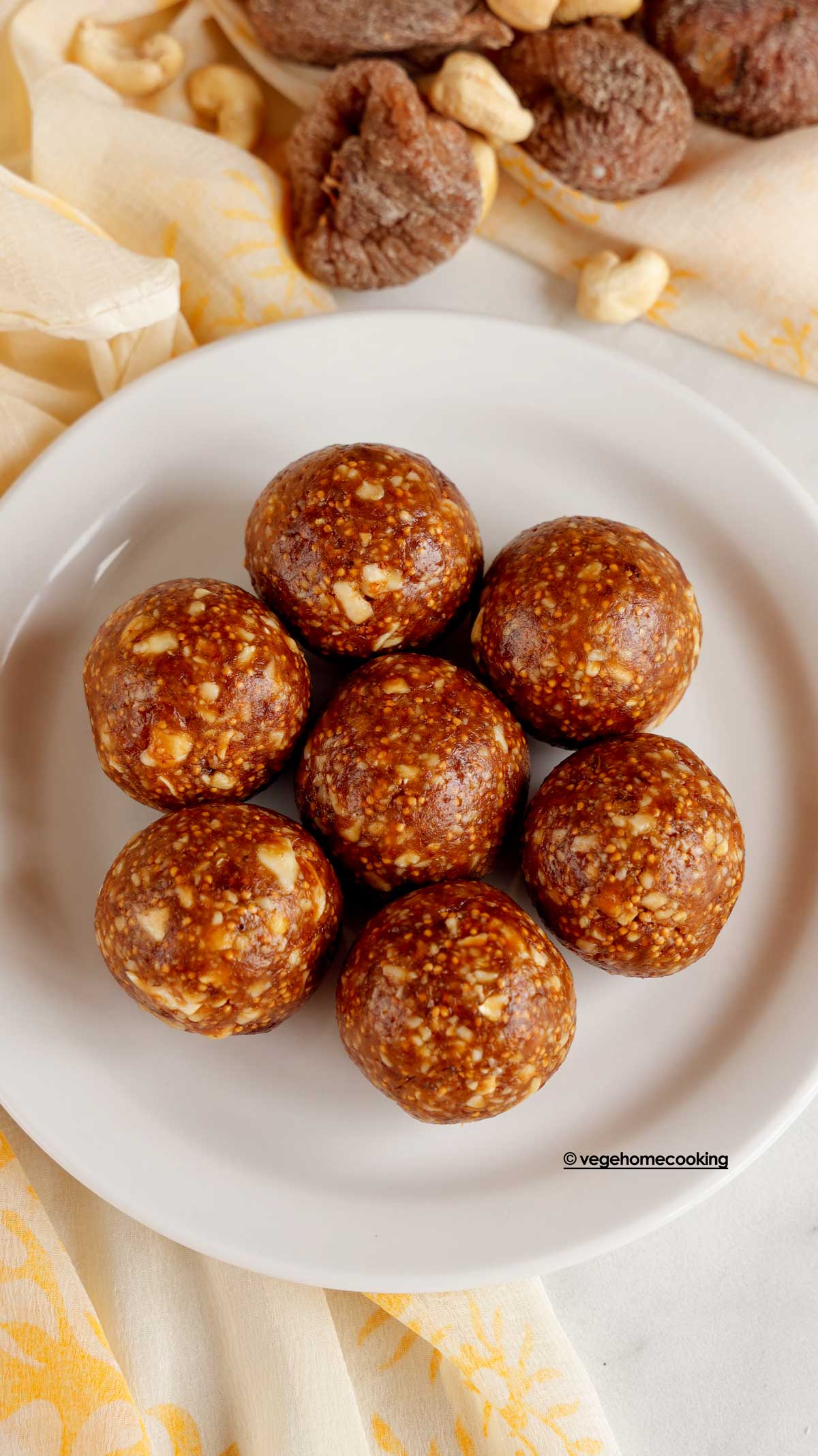 Fig Energy Balls / Sugar-Free Fig and Cashew Balls