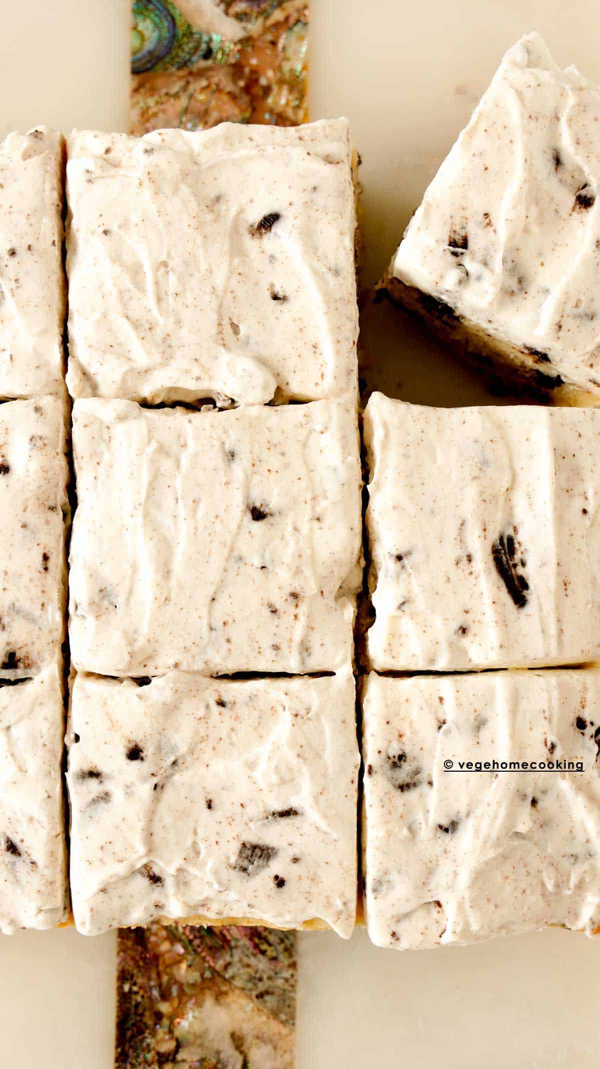 Oreo Whipped Cream Frosting (Easy and Quick)