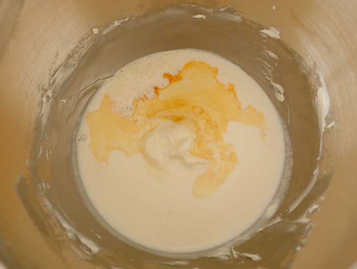 Oreo Whipped Cream Frosting (Easy and Quick)